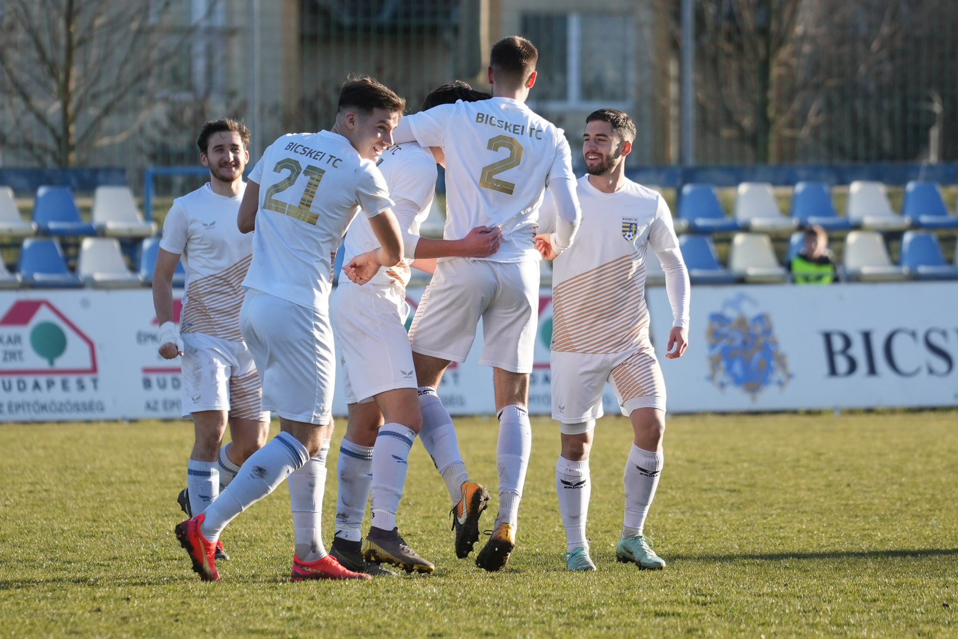 Egy érzelmes napon a rutinosabb hazai csapat magabiztosan vágott vissza: Bicskei TC-ETO Akadémia ...