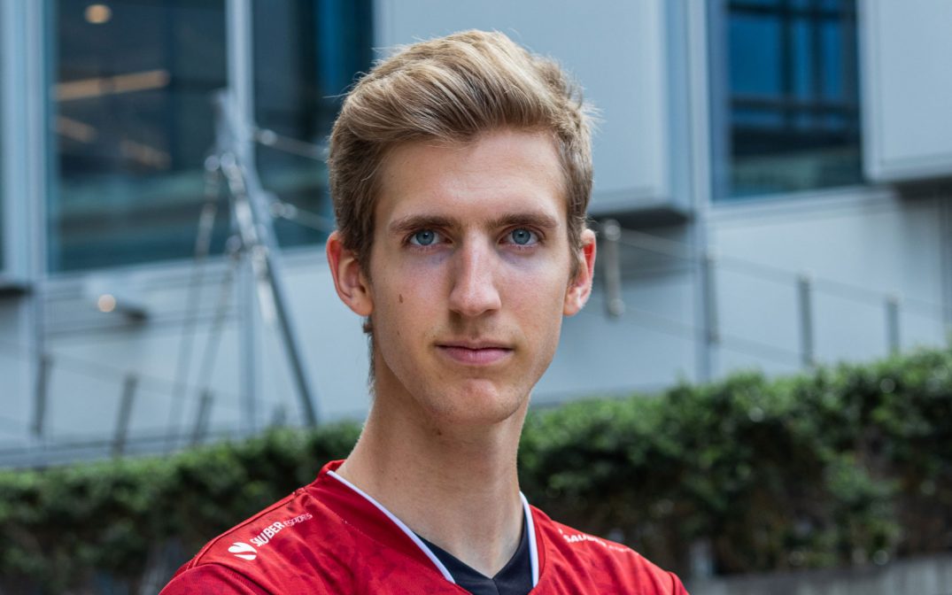 F1: Nem a Ferrarihoz igazolt, mégis vörösben folytatja Bereznay Dániel ...