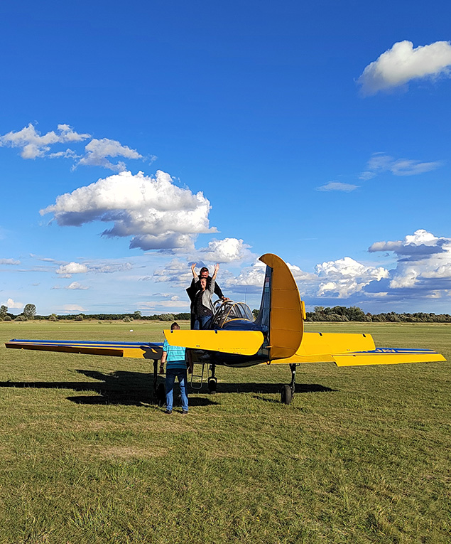 Vári Gyula elvitte Kincsőt műrepülni - Hölgypilóták