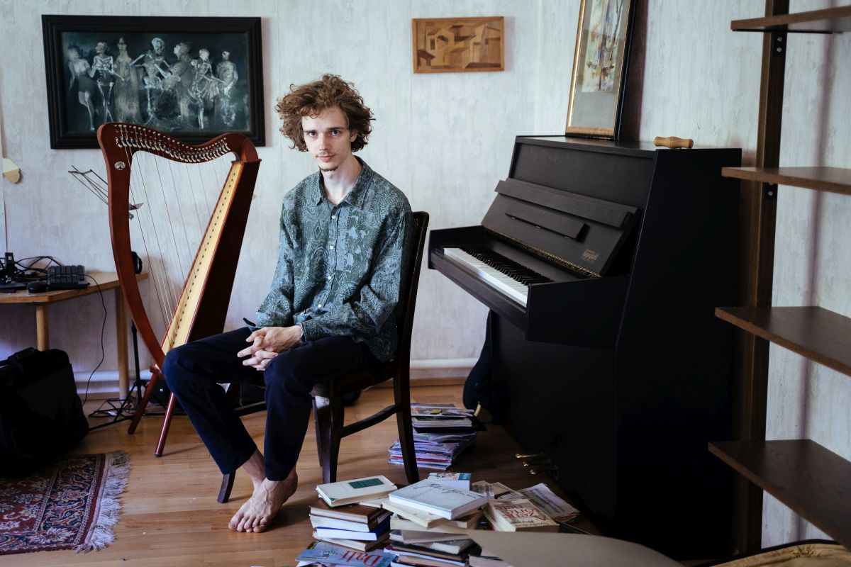 „Megáll az ész, megöl az ősz” – Klippremier! Csernovszky Márk: Halk Eső ...