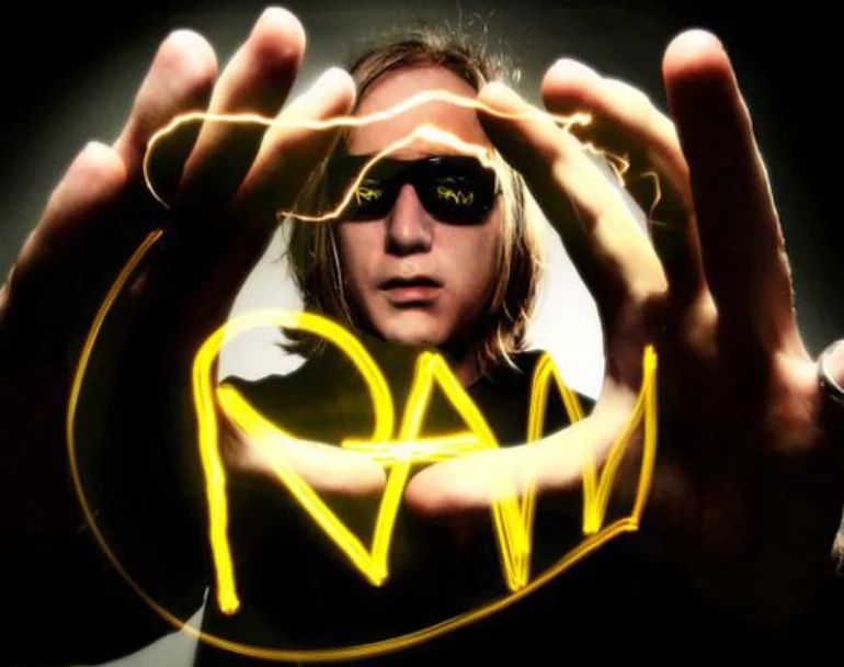 Radioaktív ember a szürrealista bálon – Budapestre jön Keith Tenniswood ...