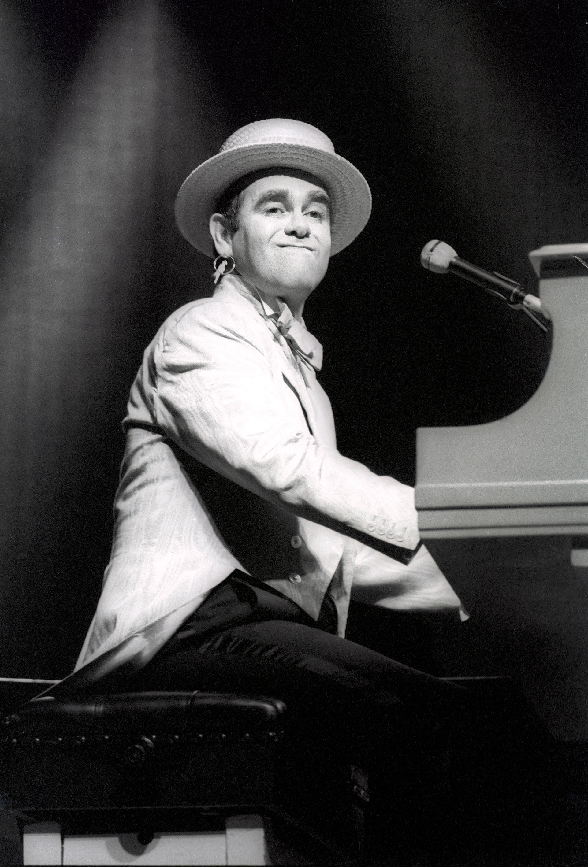 „Elvtársak, ez homoszexuális propaganda!” – Elton John első kelet ...