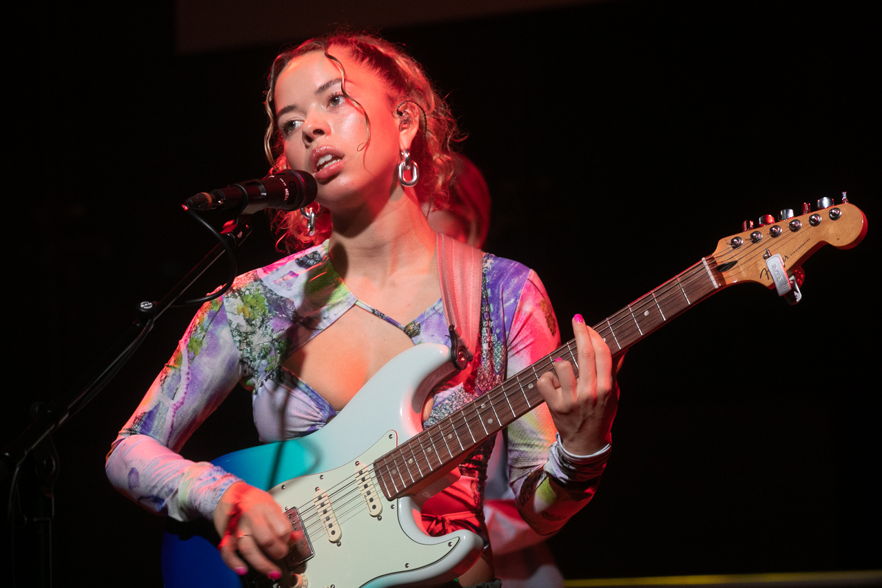 Ilyen volt Nilüfer Yanya a Magyar Zene Házában (fotógaléria) - Recorder