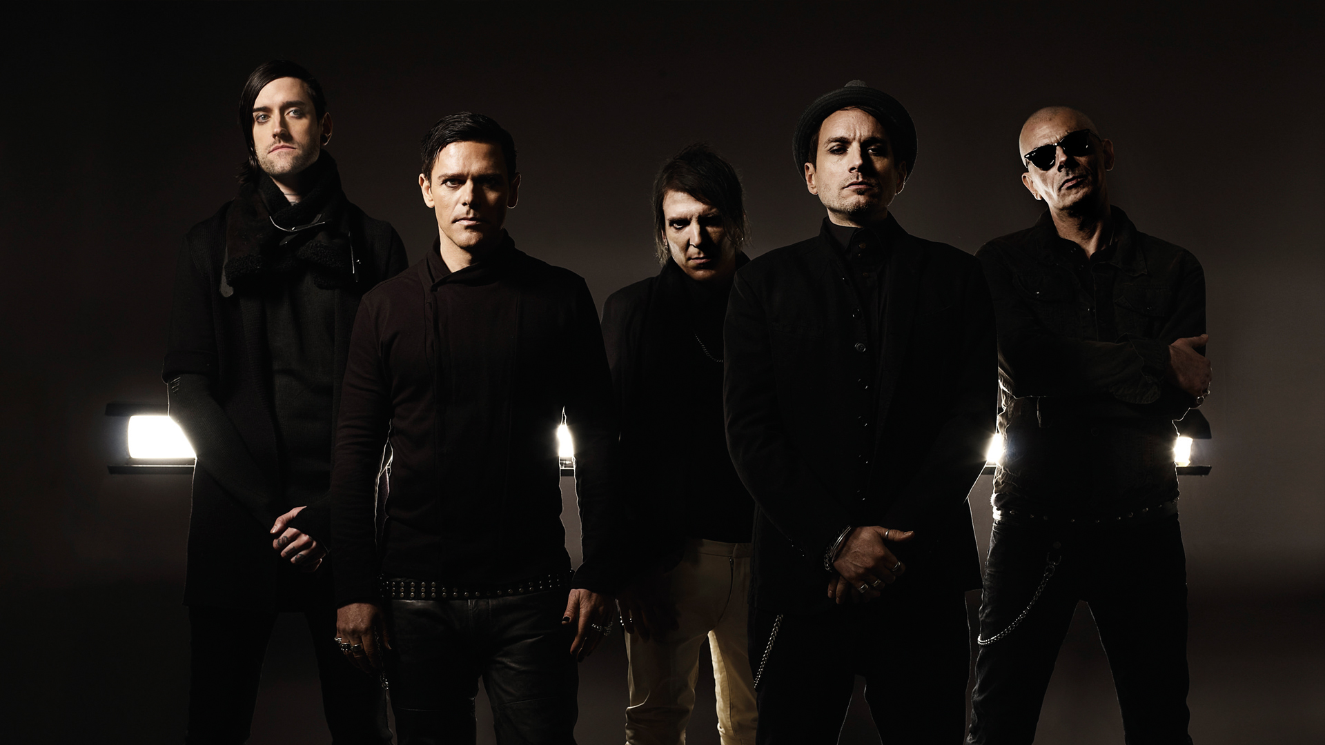 EMIGRATE - Klippremier: WAR - Rozsdagyár