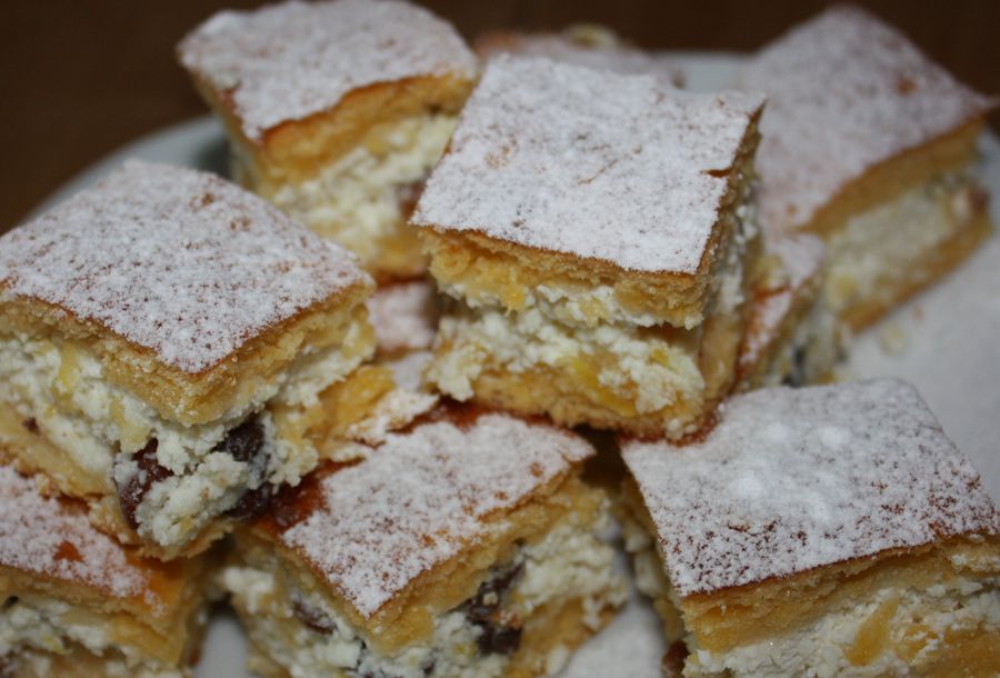 Pehelykönnyű pite túróval bélelve - ahogy a nagyi készíti - sodorva-tekerve