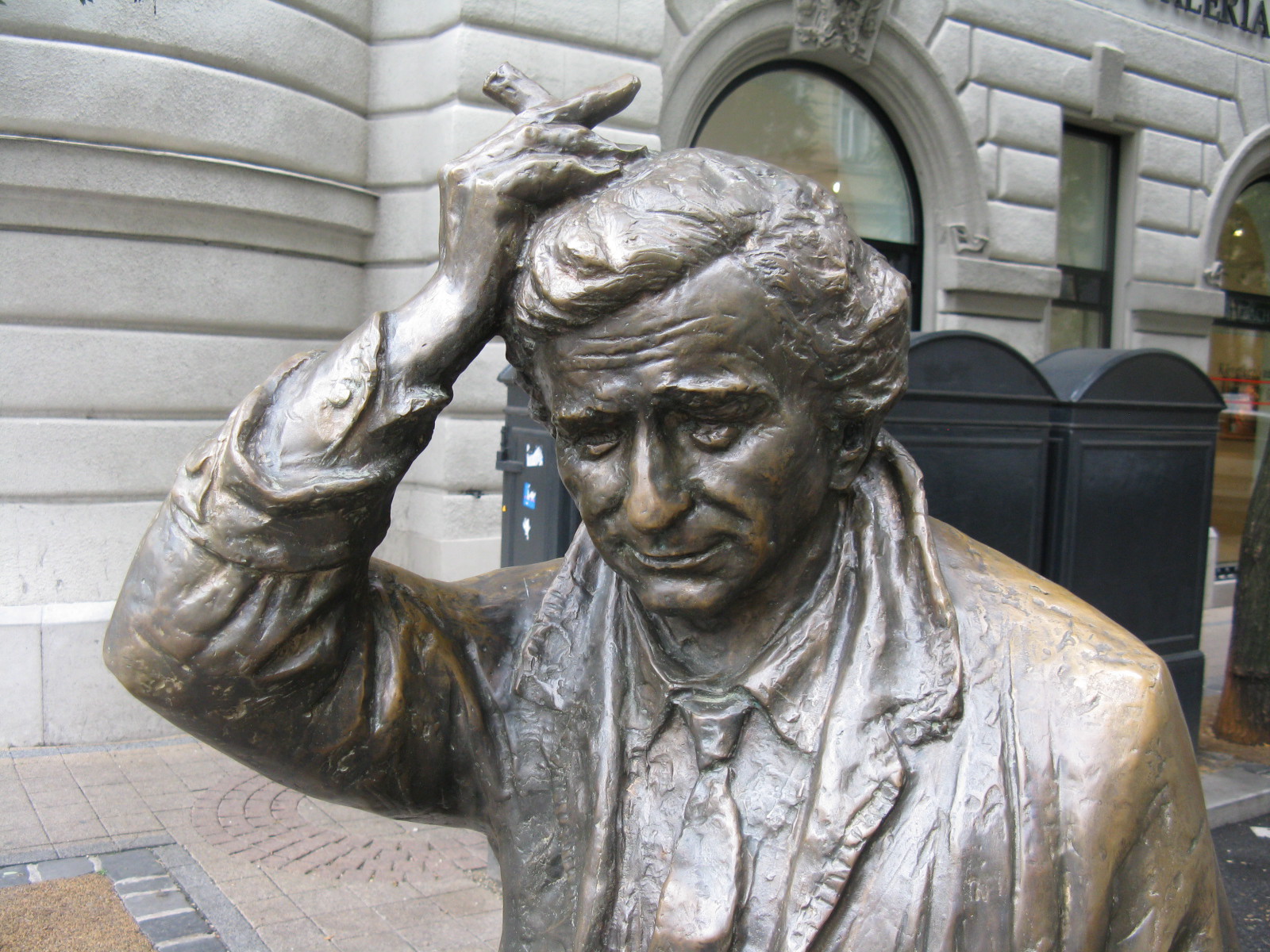 Szivaros Szobrok - Columbo szobor Budapesten - Szivarozok tehát vagyok!