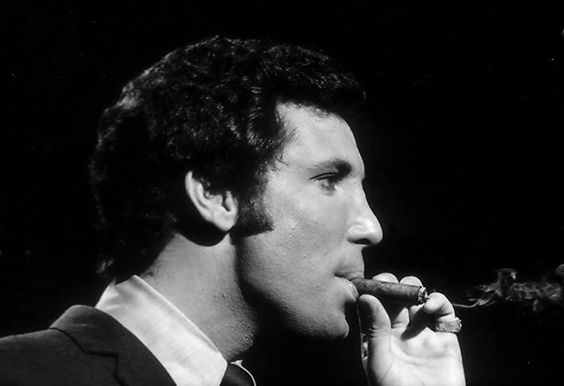 Világsztárok, akik szivaroznak - Sir Tom Jones - Szivarozok tehát vagyok!